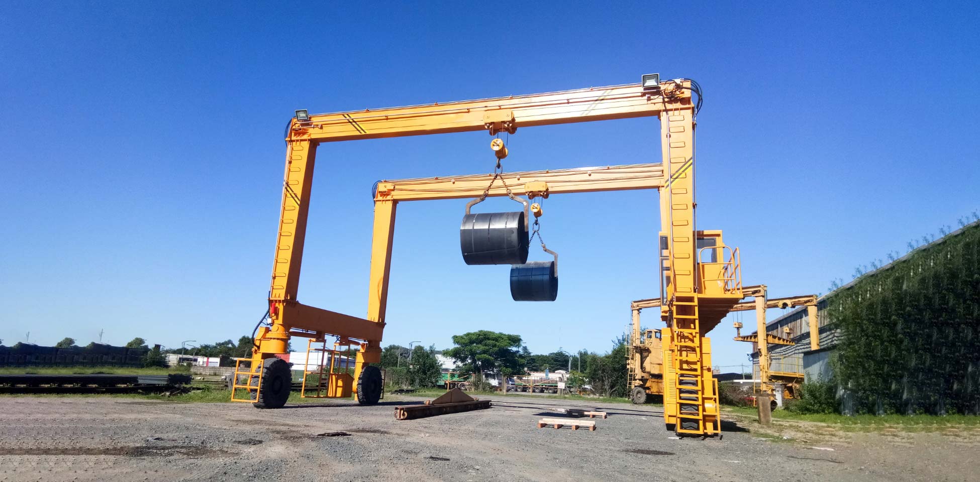 Grúa Pórtico Sobre Ruedas